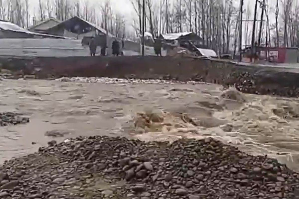 Heavy Rainfall: कश्मीर के कुलगाम में भारी बारिश के बाद बाढ़ ने मचाई ...
